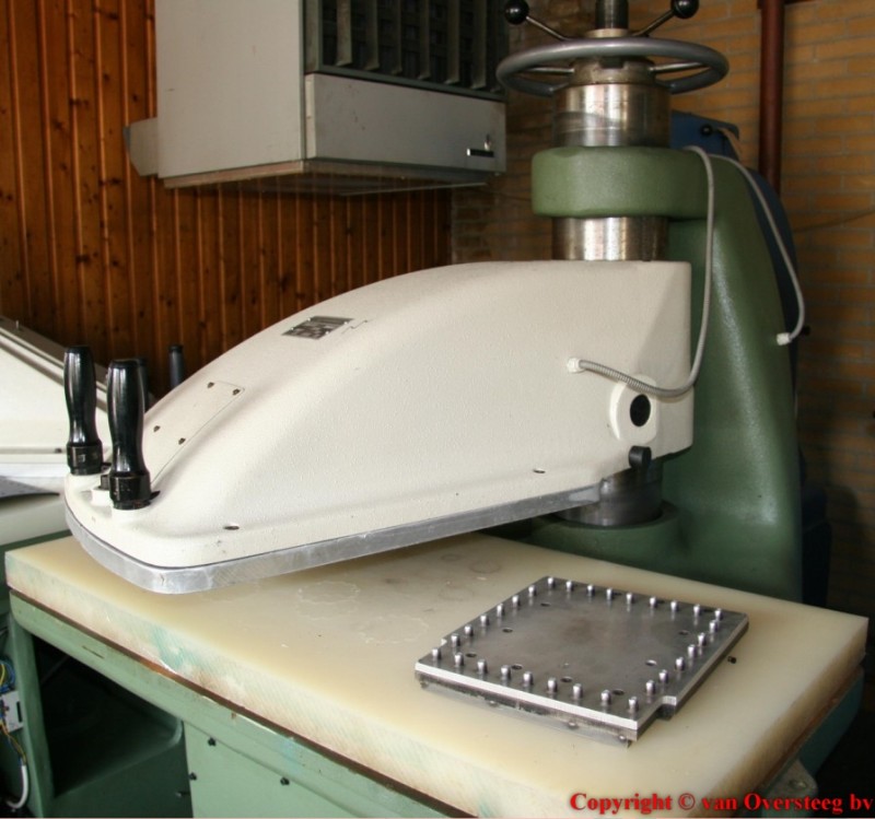 Van Oversteeg BV - stansmachine snijmachine schalmmachine